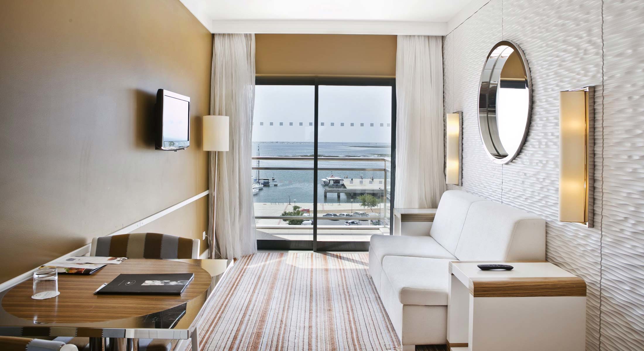 Suite Júnior vista Ria em hotel 5 estrelas em Olhão - Real Marina Hotel Spa